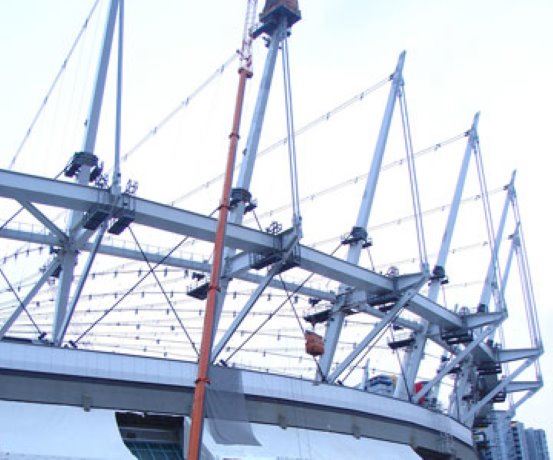 Crane lifts retractable roof onto BC Place in Vancouver