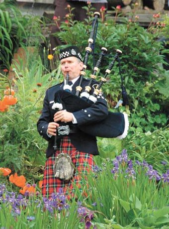 Hundreds gather to remember victims of Second Narrows Bridge collapse